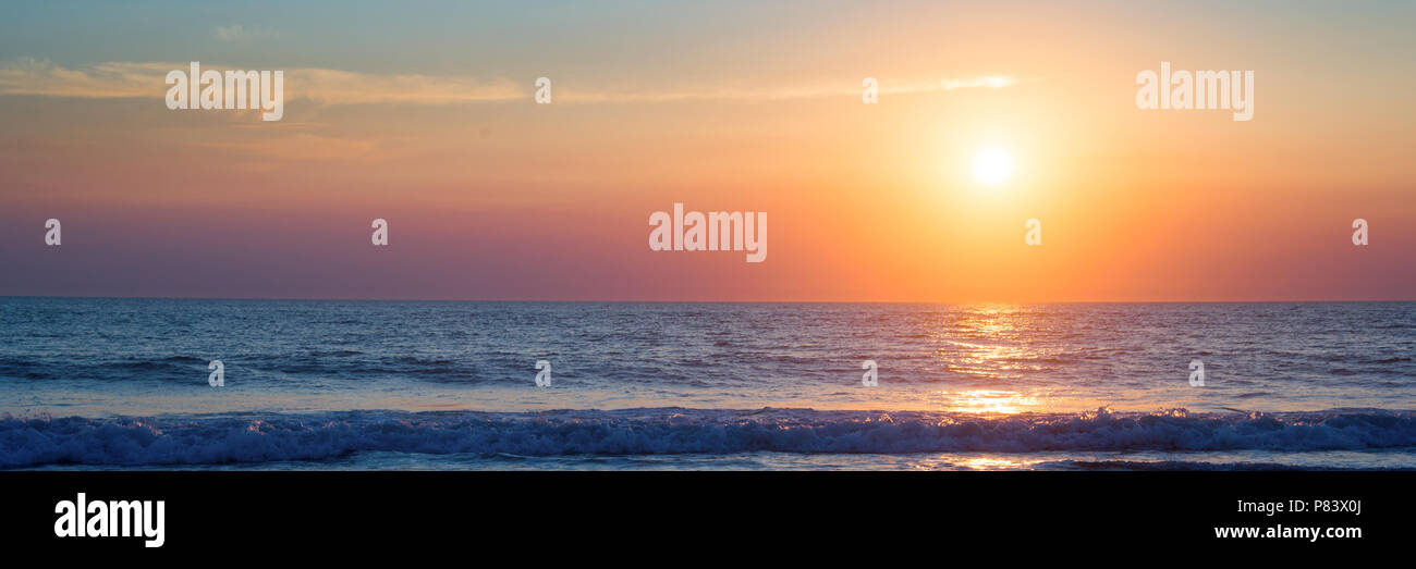 Pink ocean sunset panorama hi-res stock photography and images - Alamy