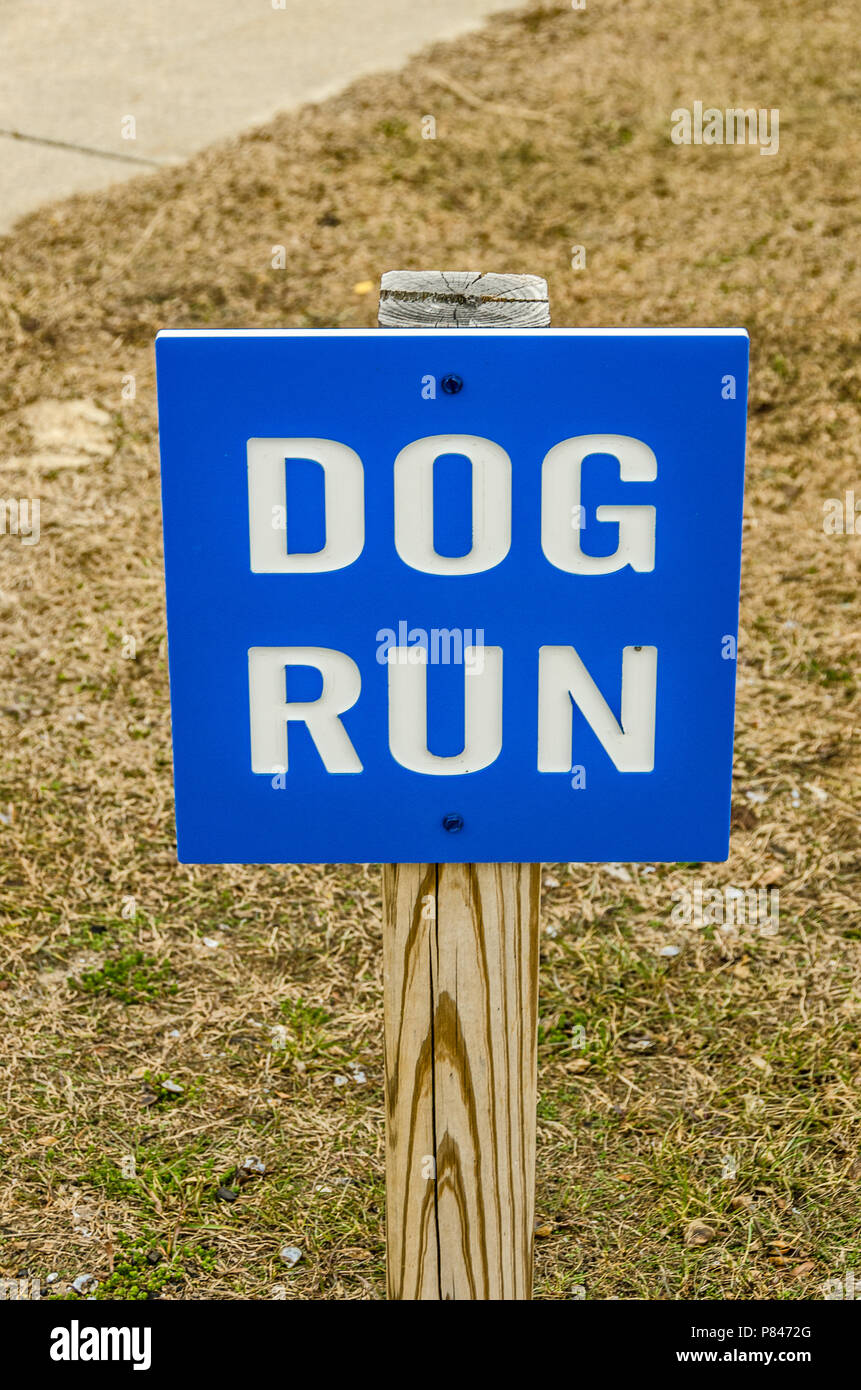 Dog run sign hi-res stock photography and images - Alamy