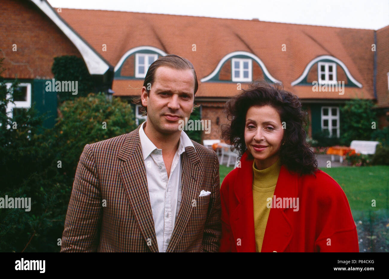 Enno Freiherr von Ruffin mit Ehefrau Sängerin Vicky Leandros vor Gut ...