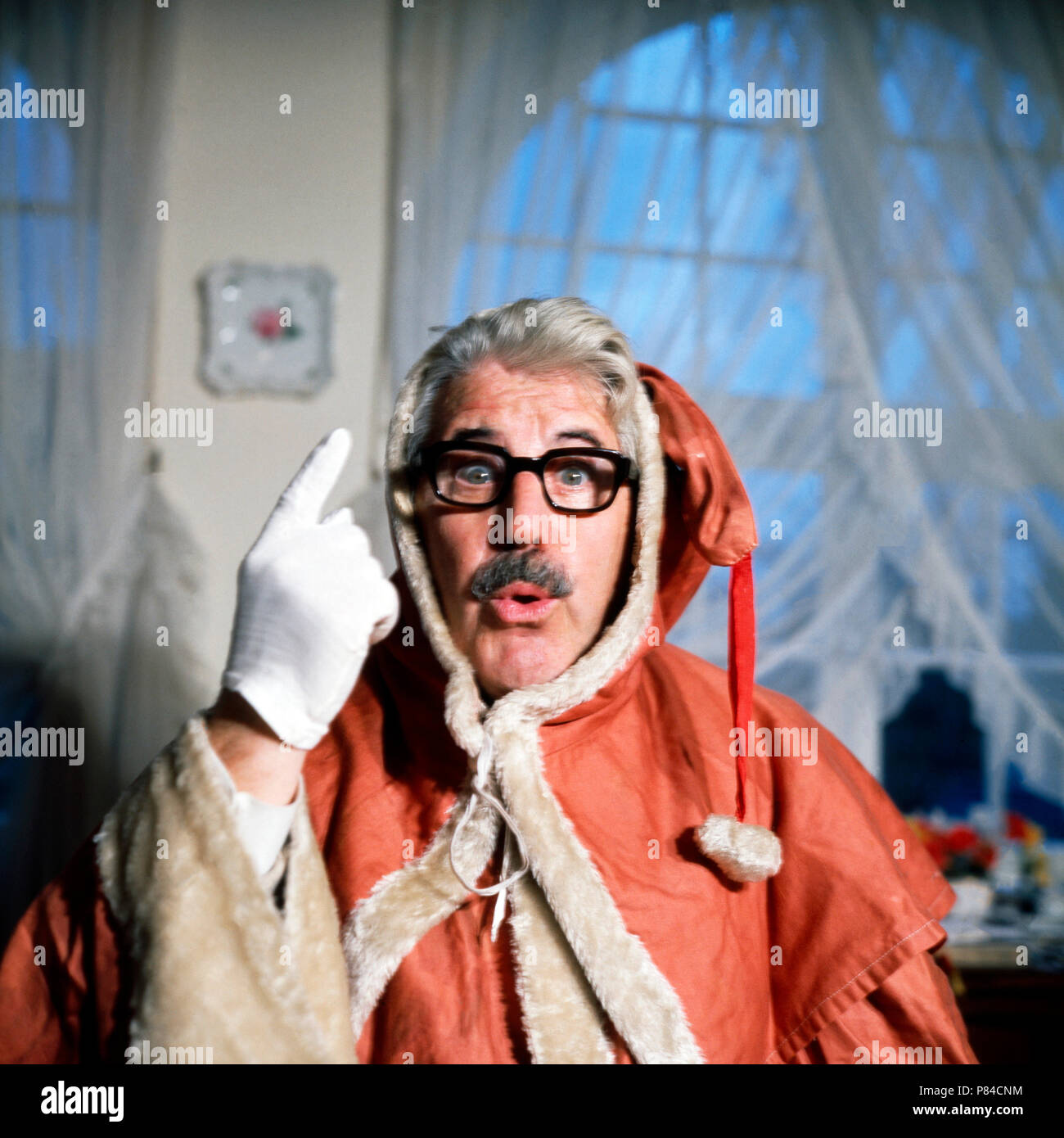 Volksschauspieler Willy Millowitsch als Weihnachtsmann in Köln ...