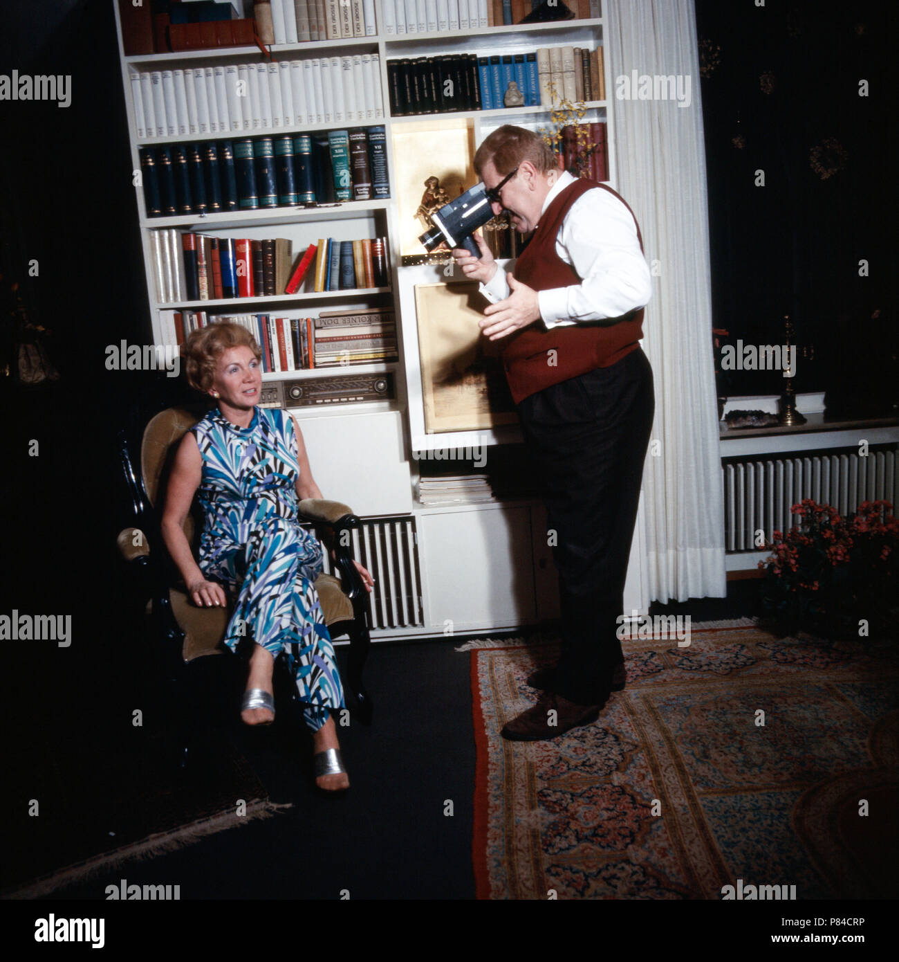 Volksschauspieler Willy Millowitsch filmt seine Ehefrau Gerda mit der ...