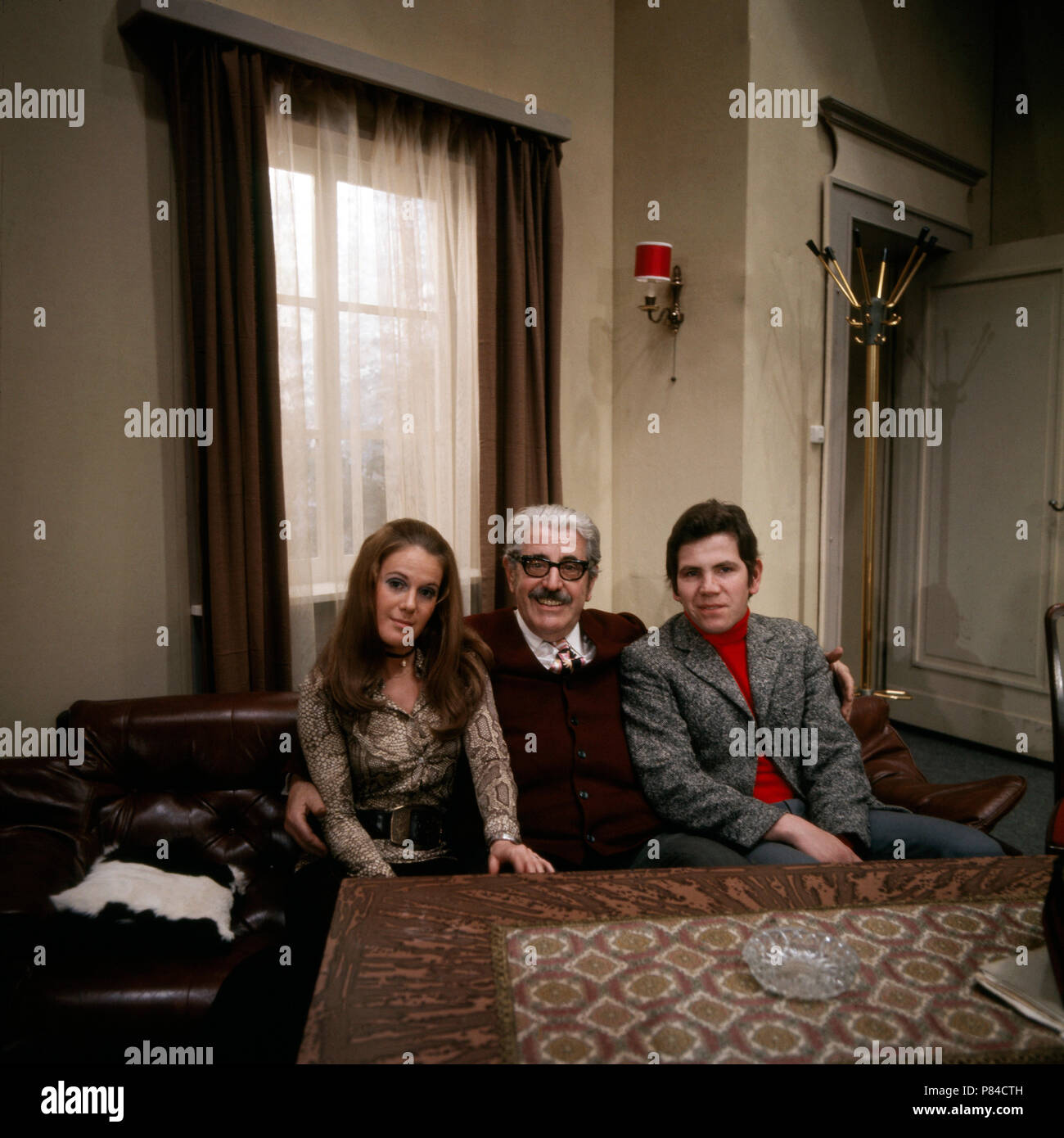 Volksschauspieler Willy Millowitsch mit den Kinden Susanne und Peter in ...