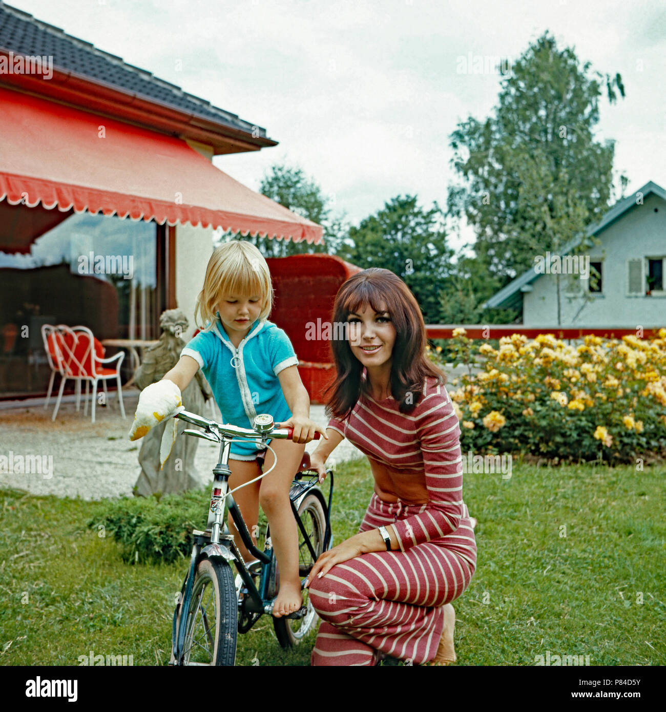 Moderatorin Petra Schürmann beim Spielen mit ihrer Tochter Alexandra ...