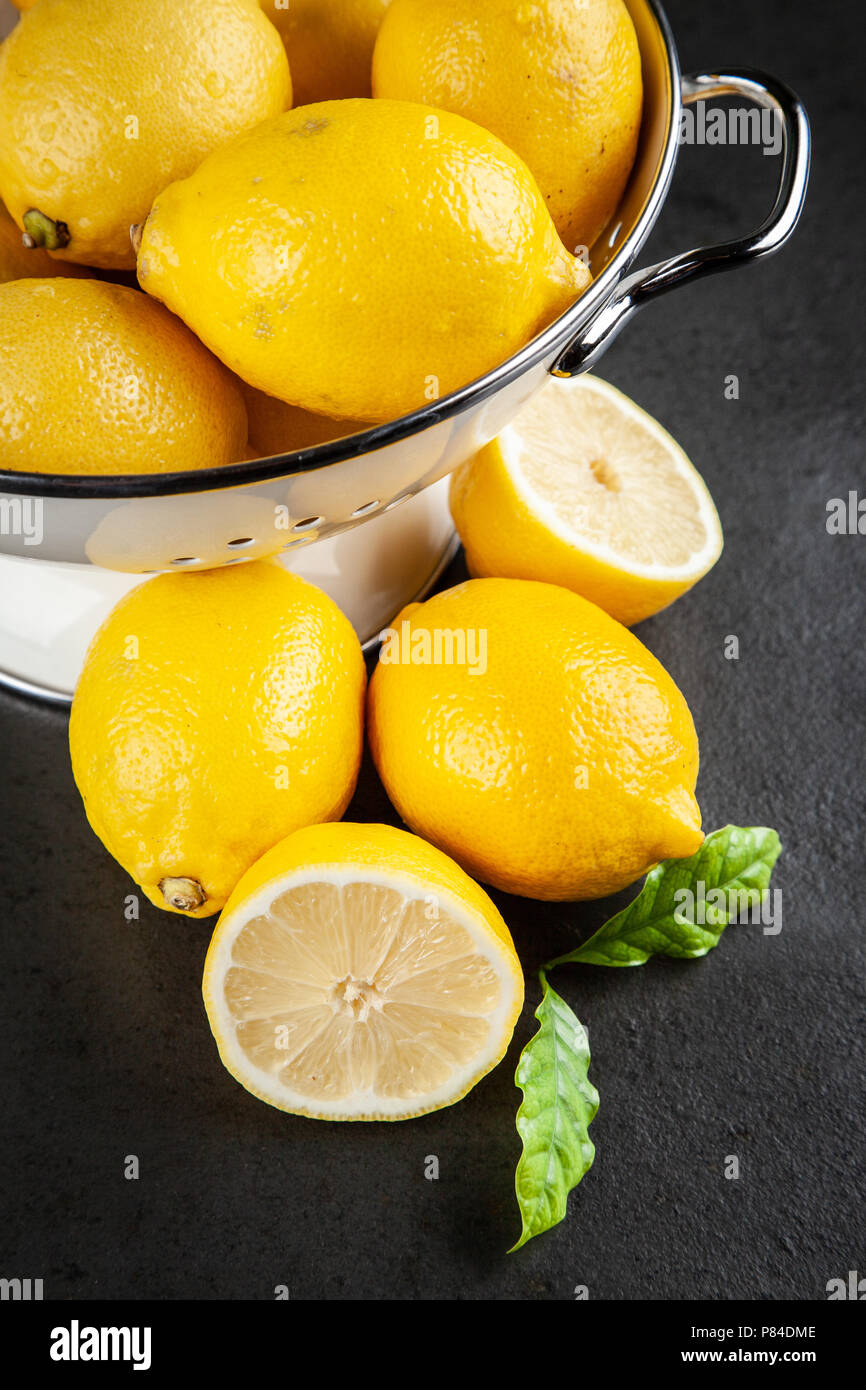 Lemons With Leaves Dark Background Hi res Stock Photography And Images Lemons With Leaves Dark Background Hi res Stock Photography And Images