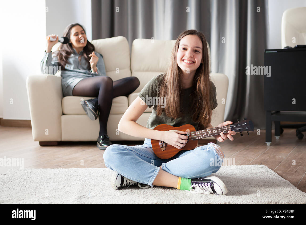 Sisters playing guitar hi-res stock photography and images - Alamy