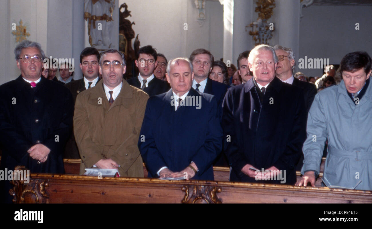 Der ehemalige sowjetische Staatspräsident Michail Gorbatschow zwischen ...