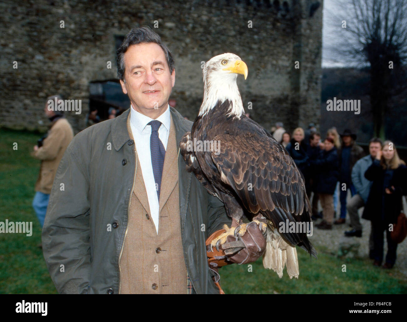 Alexander Fürst zu Sayn-Wittgenstein-Sayn hält einen Weißkopfseeadler ...