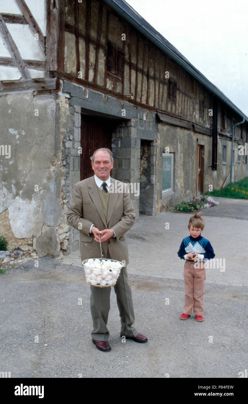 Franz Prinz von Hohenzollern in seiner Hühnerfarm in Sigmaringen ...
