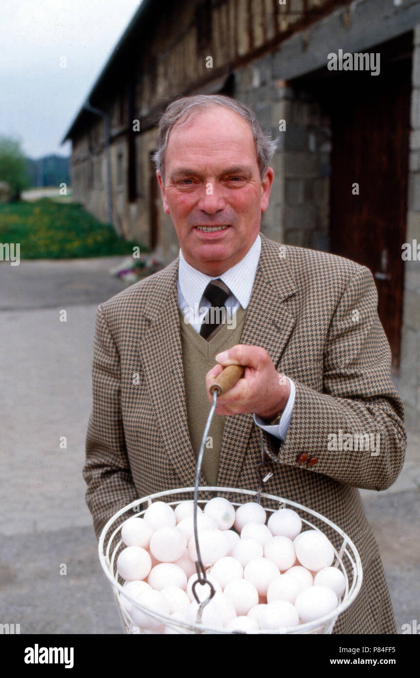 Franz Prinz von Hohenzollern in seiner Hühnerfarm in Sigmaringen ...