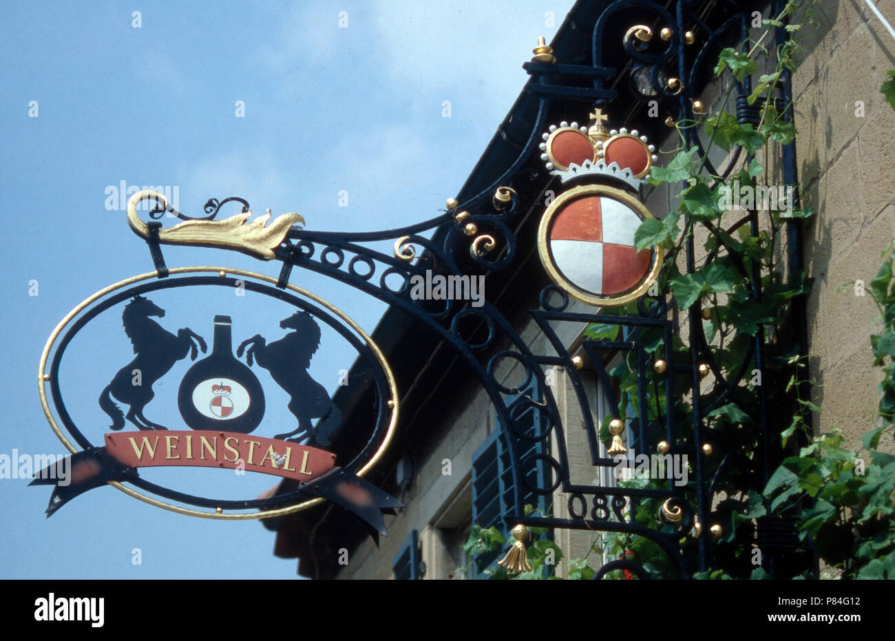 Wirtshausschild am Eingang zum Restaurant Weinstall in Castell ...