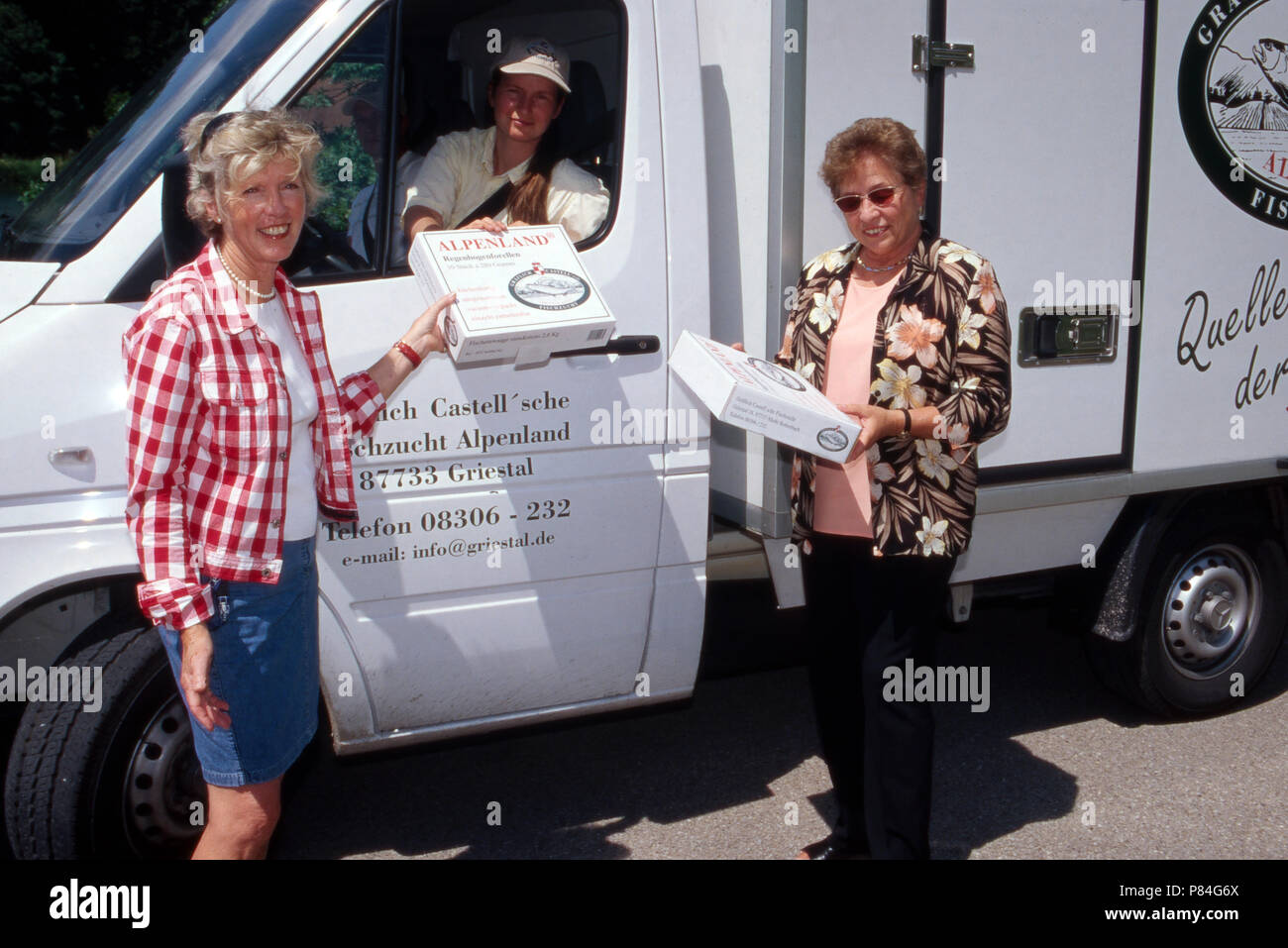 Michaela Rosemeyer Gräfin zu Castell-Rüdenhausen bedient die Kundschaft ...