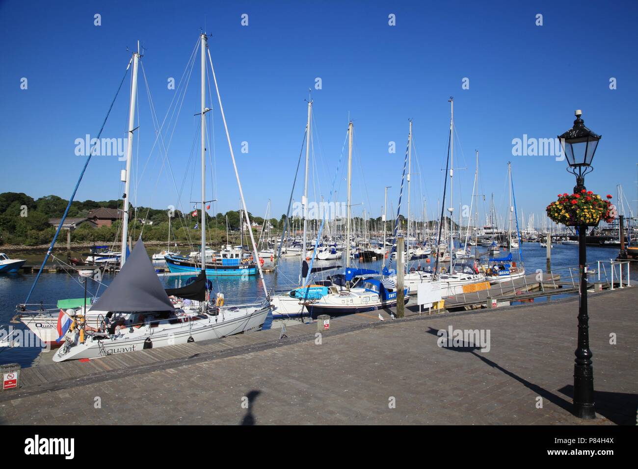 Lymington town quayside hi-res stock photography and images - Alamy