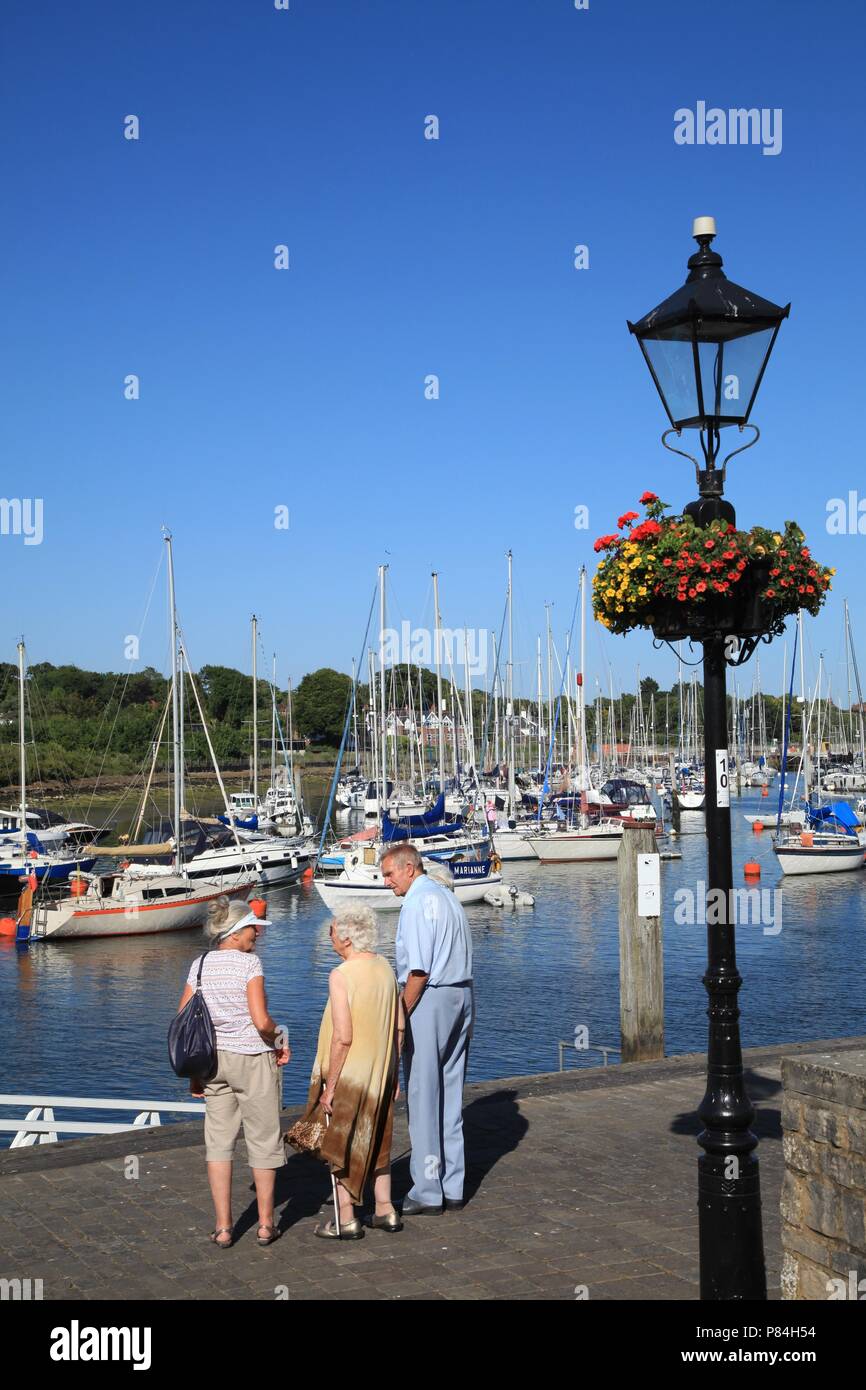 Yachts and masts lymington quay hi-res stock photography and images - Alamy
