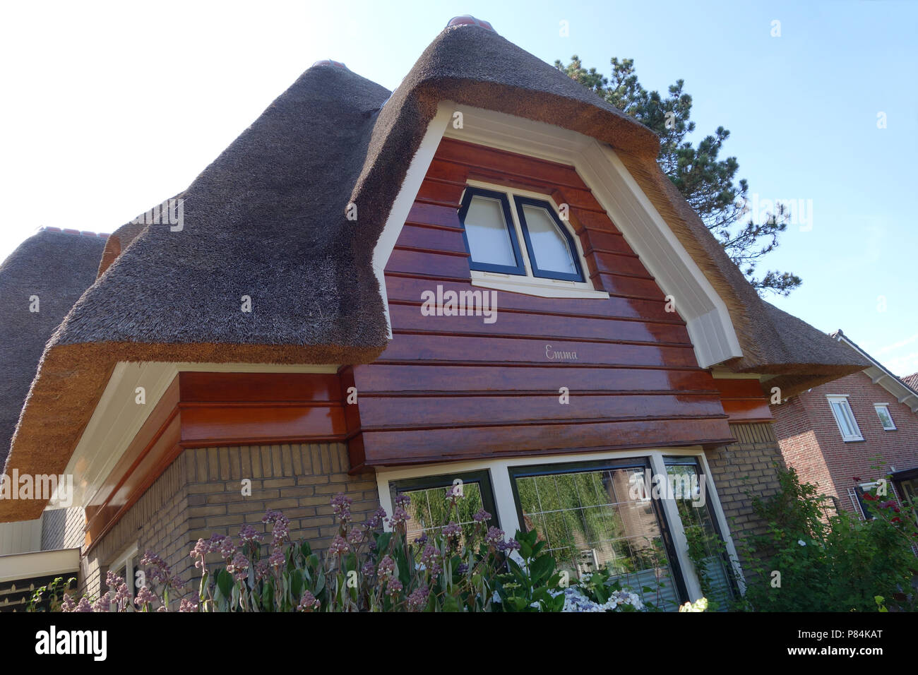 Holland roof home thatched hi-res stock photography and images - Alamy