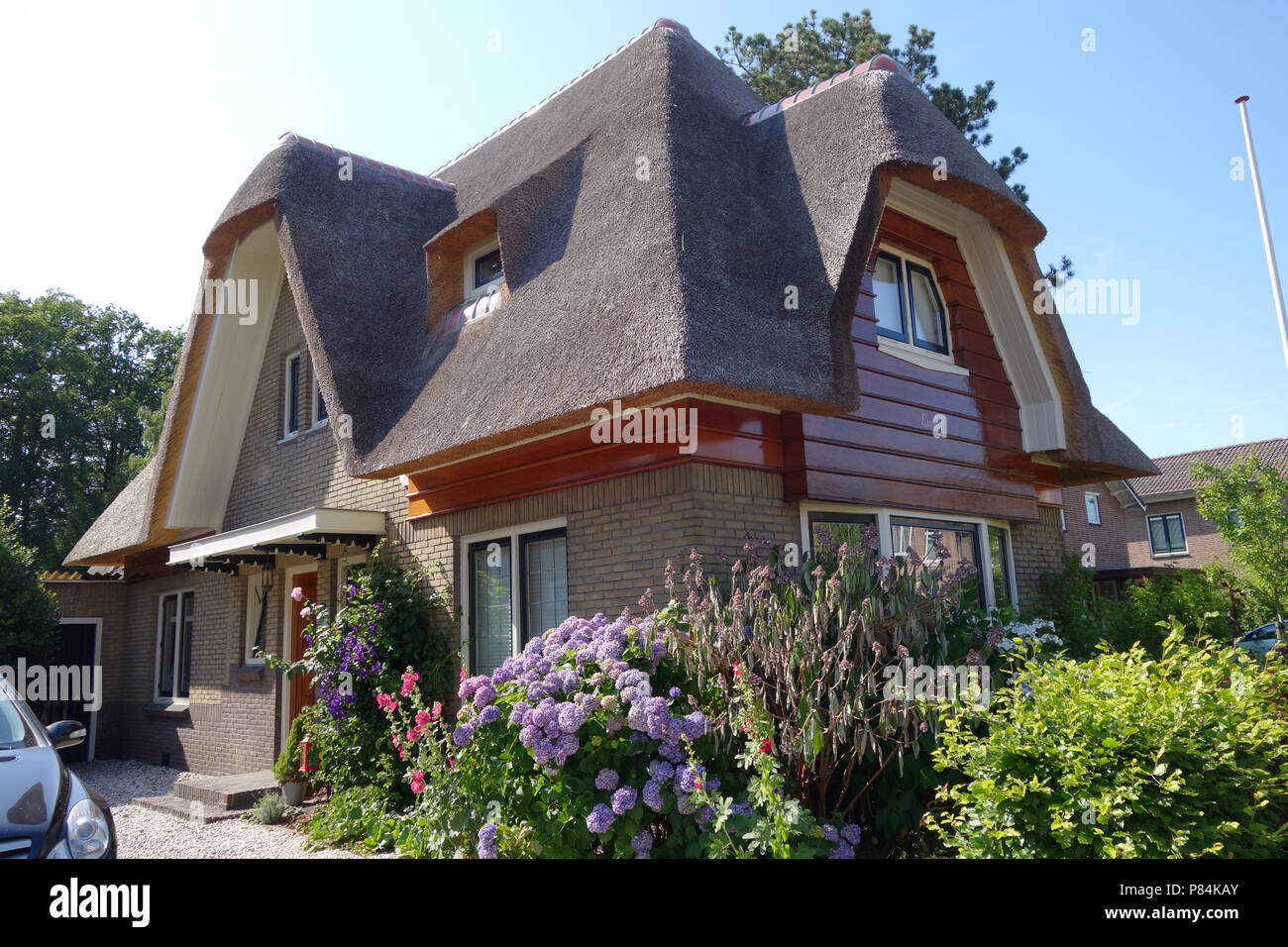Holland roof home thatched hi-res stock photography and images - Alamy
