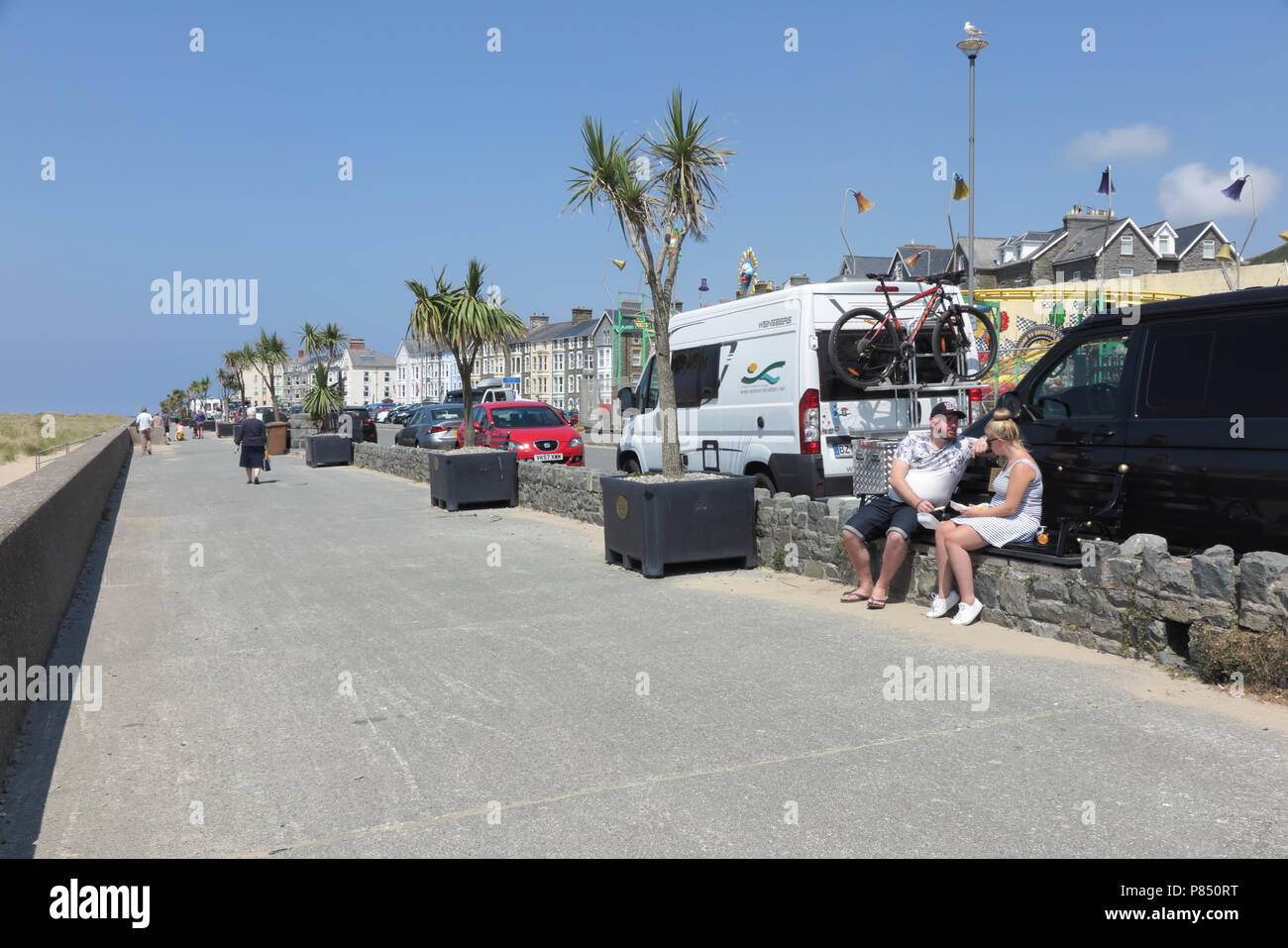 The Promenade/Marine Parade, Barmouth, Gwynedd, North Wales Stock Photo ...