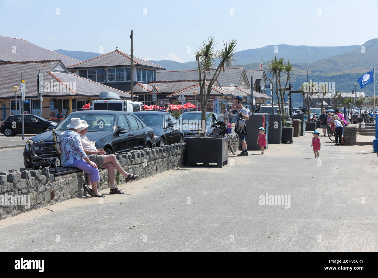 The Promenade/Marine Parade, Barmouth, Gwynedd, North Wales Stock Photo ...
