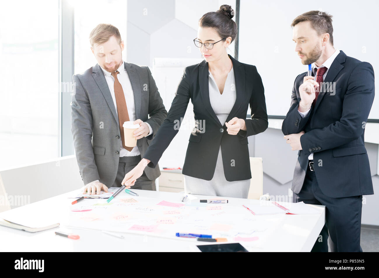 Team collaborating hi-res stock photography and images - Alamy