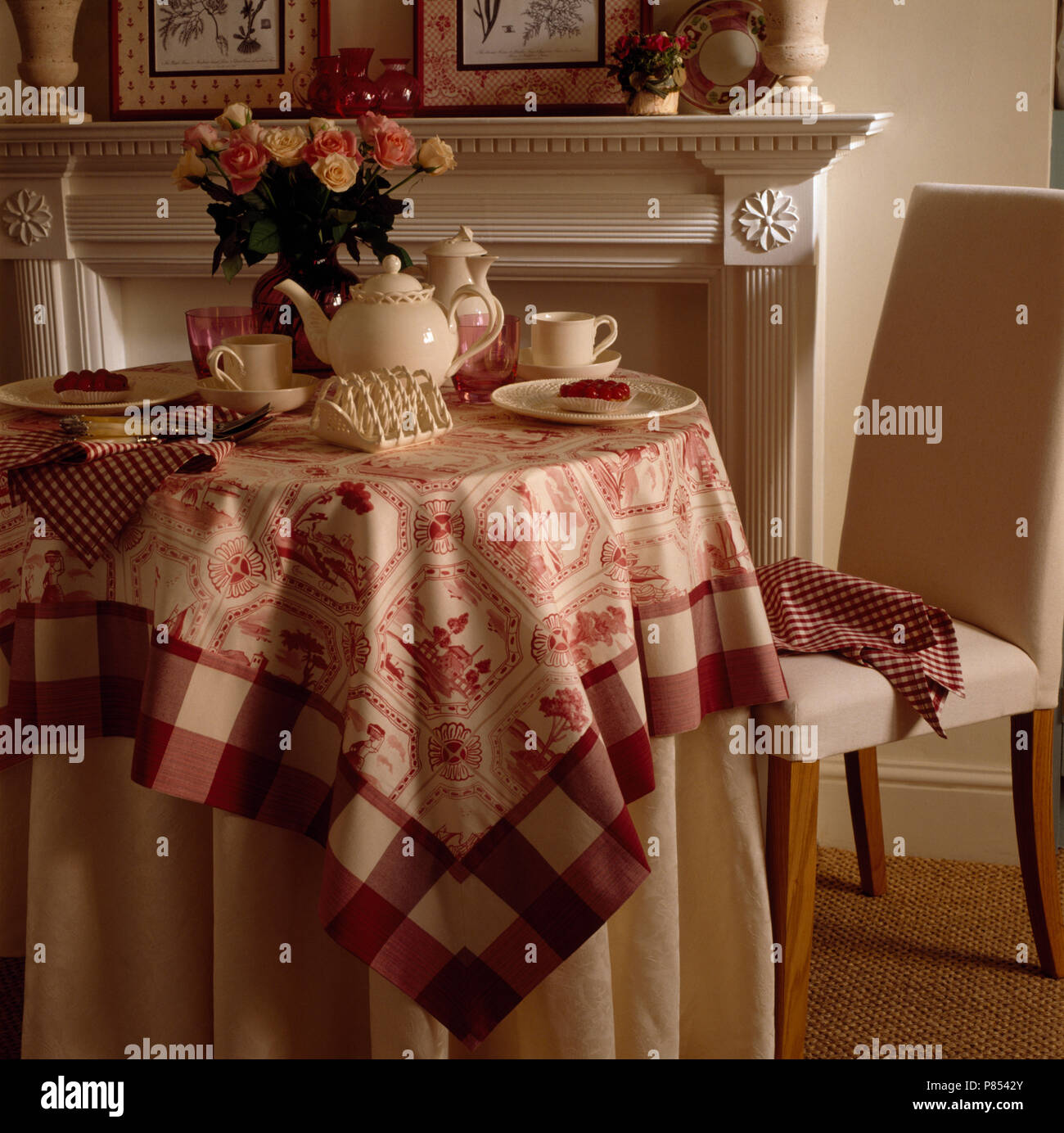 Red and white tablecloths hi-res stock photography and images - Alamy