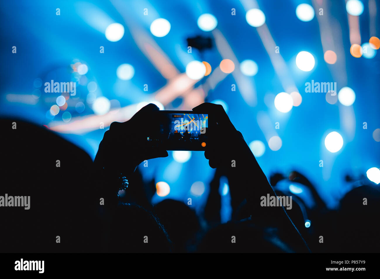 people shoot on the phone rock concert Stock Photo - Alamy