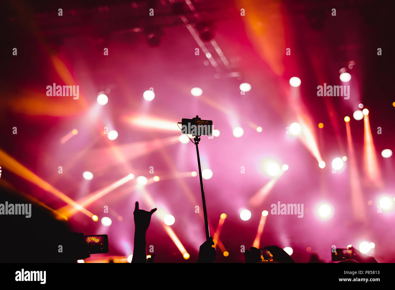 people shoot on the phone rock concert Stock Photo - Alamy
