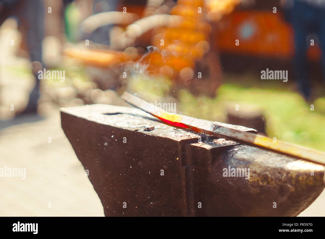 Hammering pounding hitting hi-res stock photography and images - Alamy