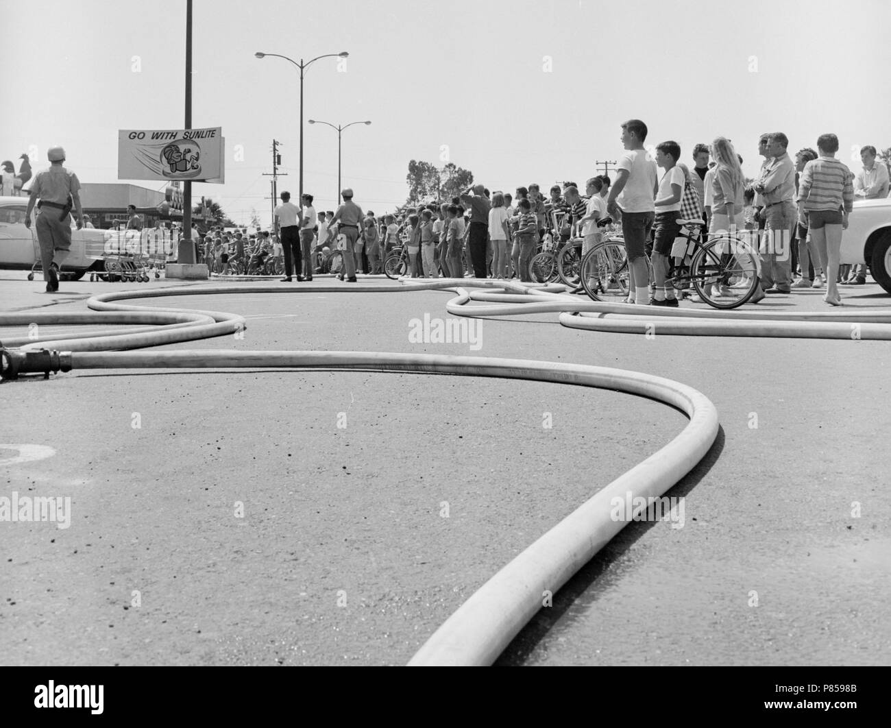 Crowd gathers in historical Black and White Stock Photos & Images - Alamy