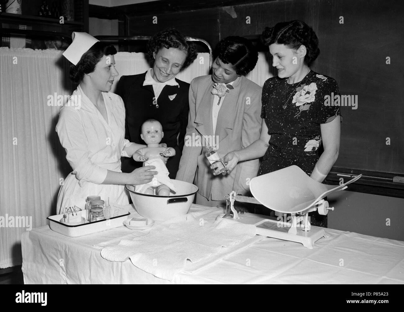 1950s baby black and white hi-res stock photography and images - Alamy