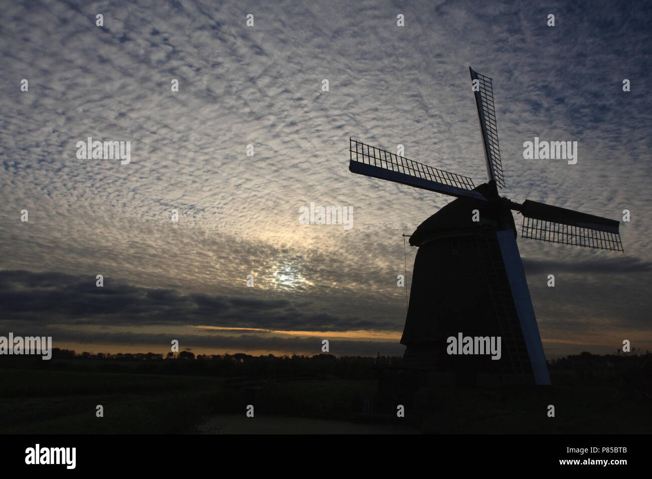 Silhouet van Molen O-T 't Zand Nederland, Silhouette of mill O-T 't ...