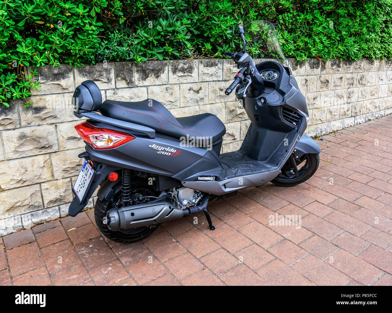 Street style mode hi-res stock photography and images - Alamy