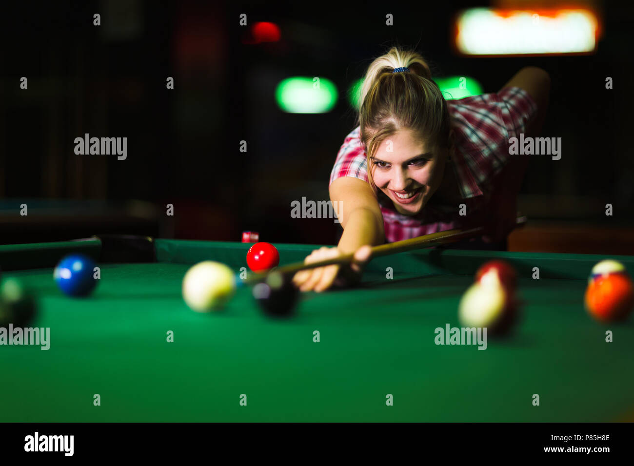 Female playing pool hi-res stock photography and images - Alamy