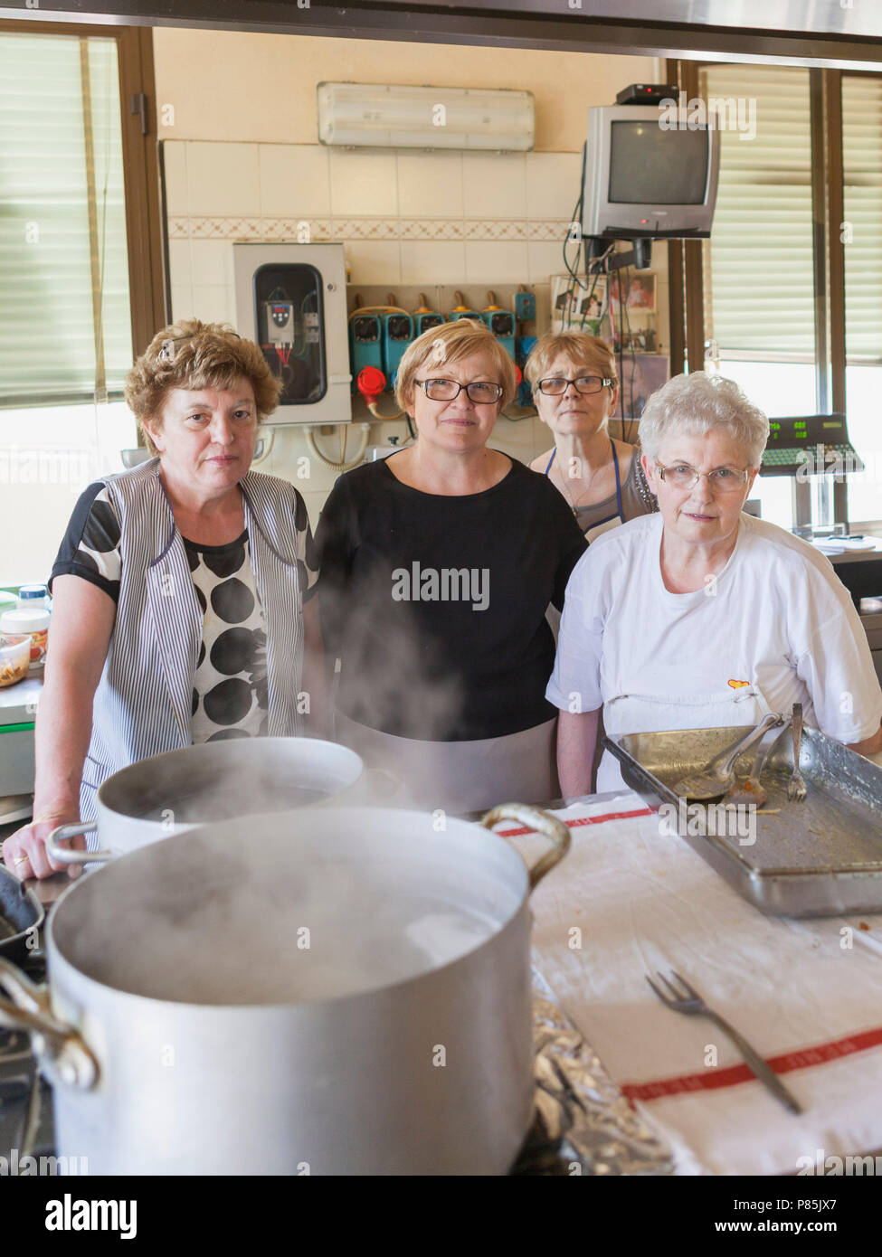 Women cooking hi-res stock photography and images - Alamy