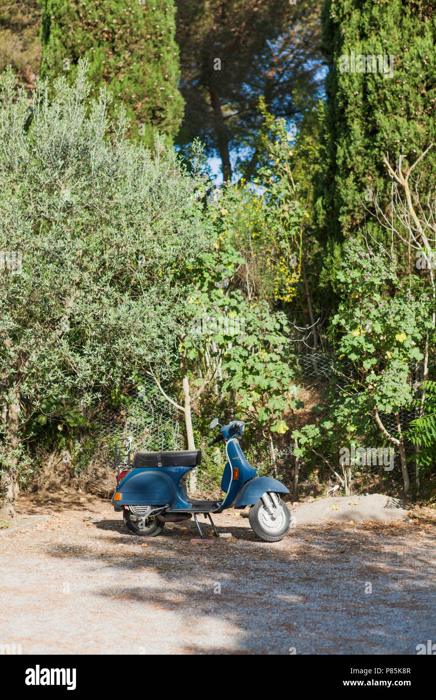 Tuscany landscape vespa hi-res stock photography and images - Alamy