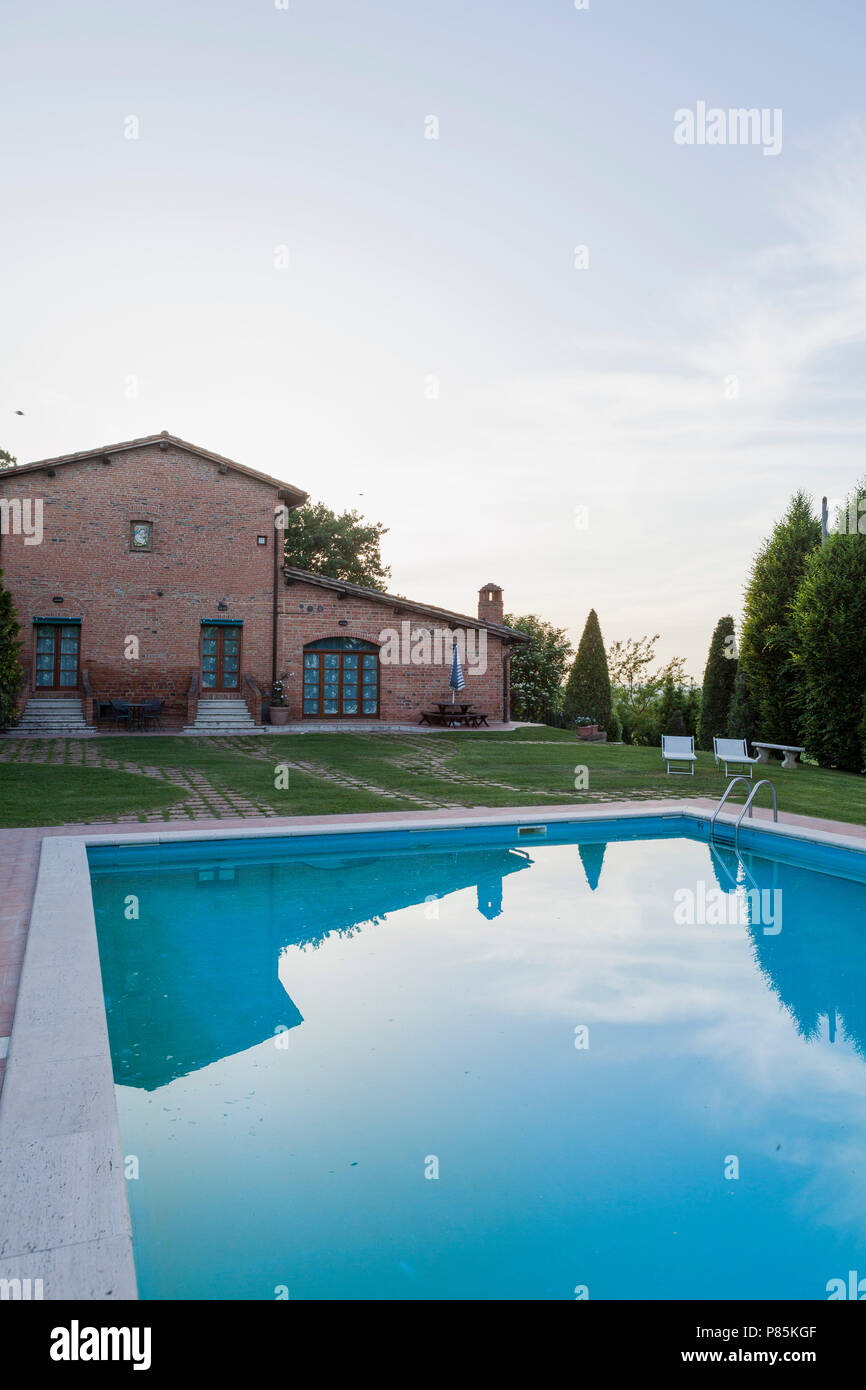 house with a swimming pool in Tuscany, Italy Stock Photo - Alamy