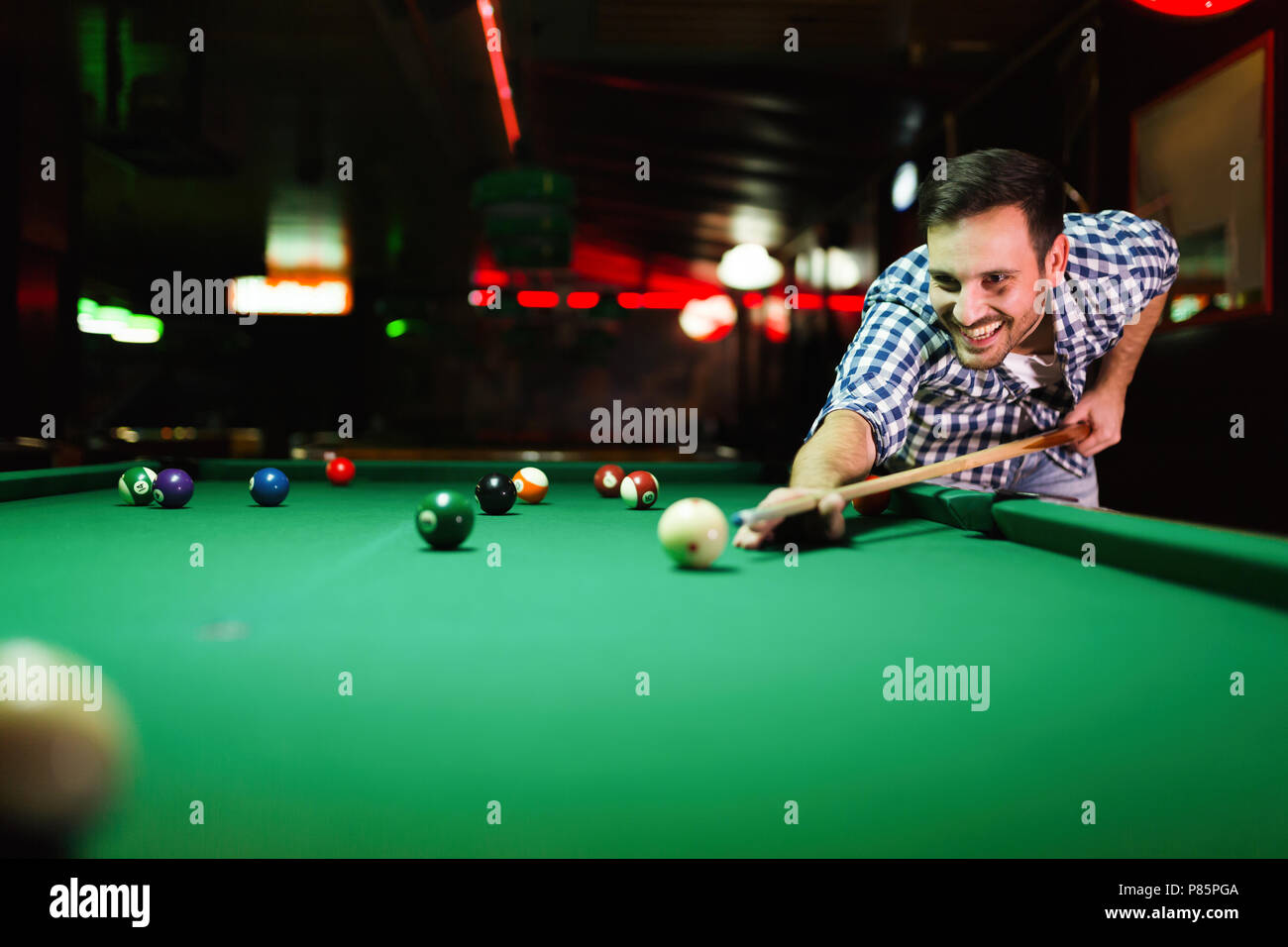 Guy playing pool hi-res stock photography and images - Alamy
