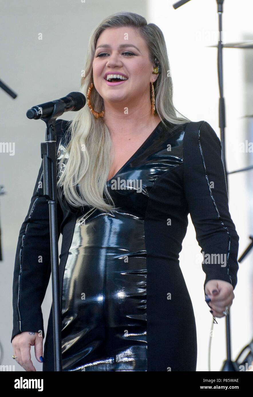 Kelly Clarkson performs on the Today Show NYC Featuring: Kelly Clarkson ...