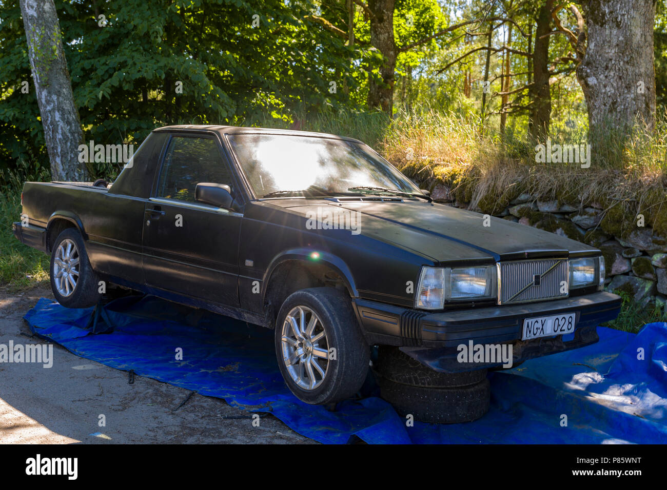 Old Volvo 740 Sitting On Car Jack Stands Converted To A Doodlebug Car Old Volvo 740 Sitting On Car Jack Stands Converted To A Doodlebug Car