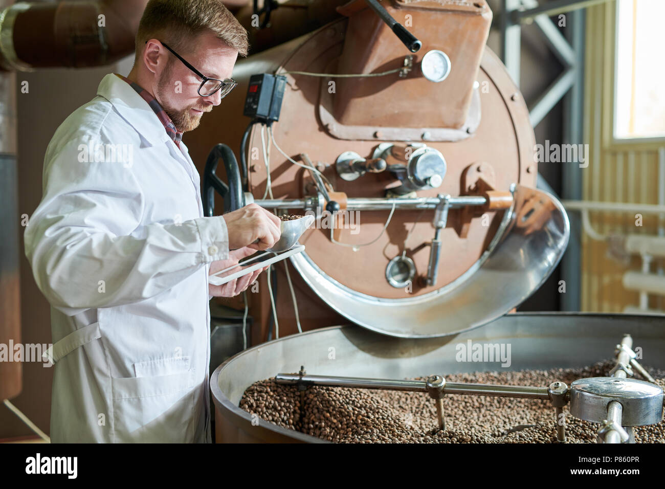 Worker wearing lab coat hi-res stock photography and images - Alamy
