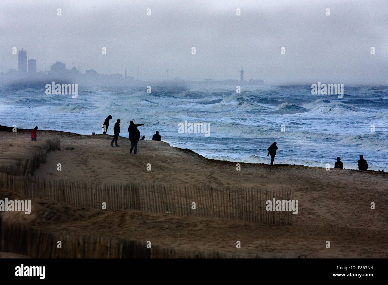 Strand tijdens storm; Beach during storm Stock Photo - Alamy