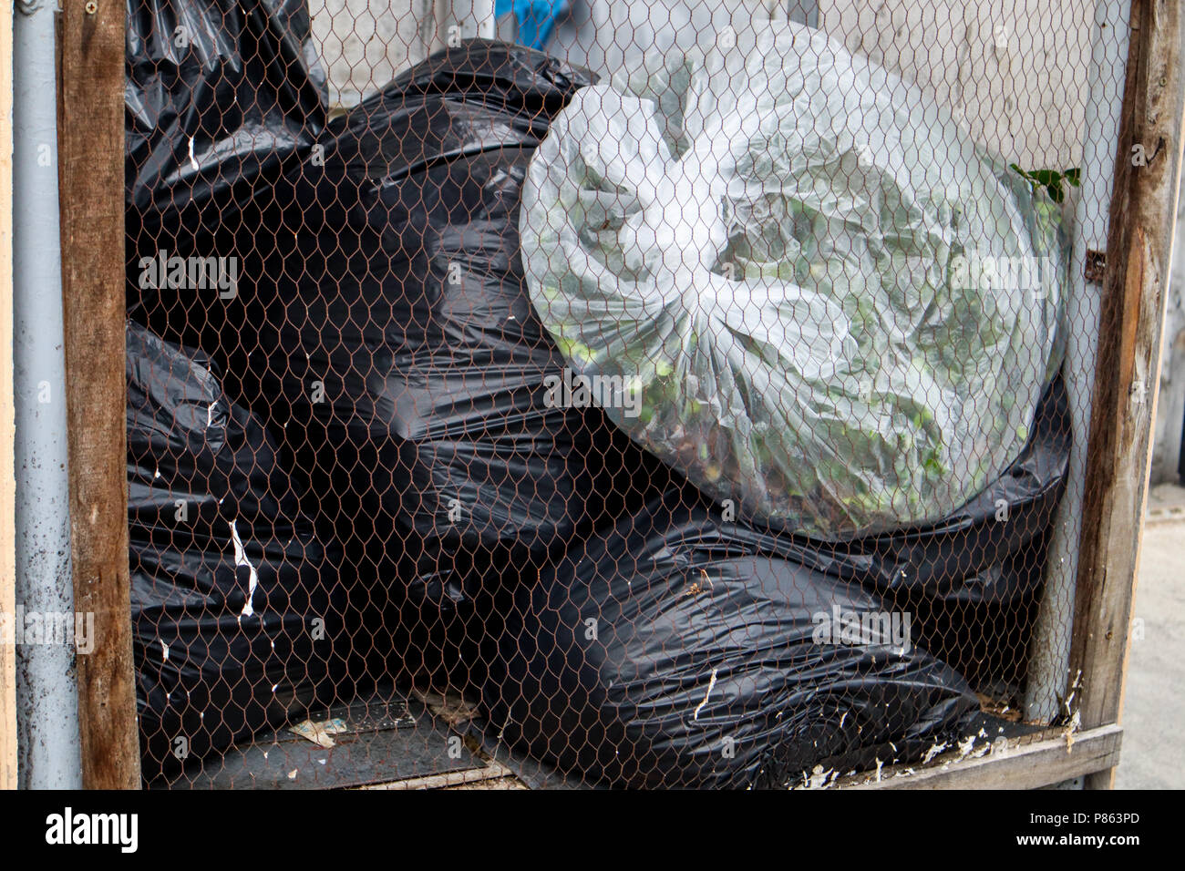 Clean trash roadside hi-res stock photography and images - Alamy