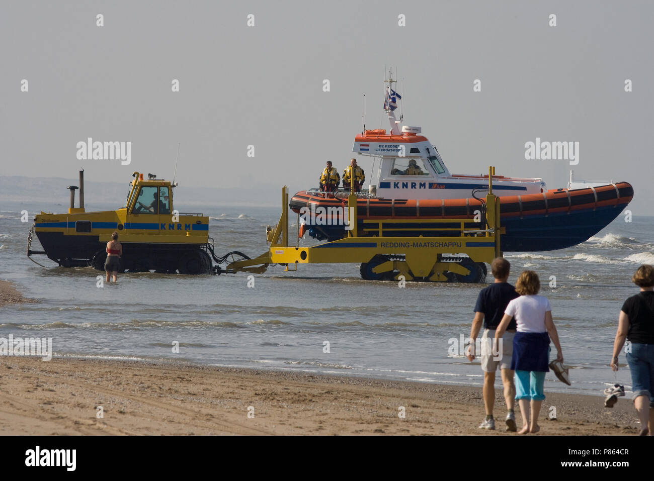 Reddingsboot komt aan land; rescue boat coming ashore Stock Photo - Alamy