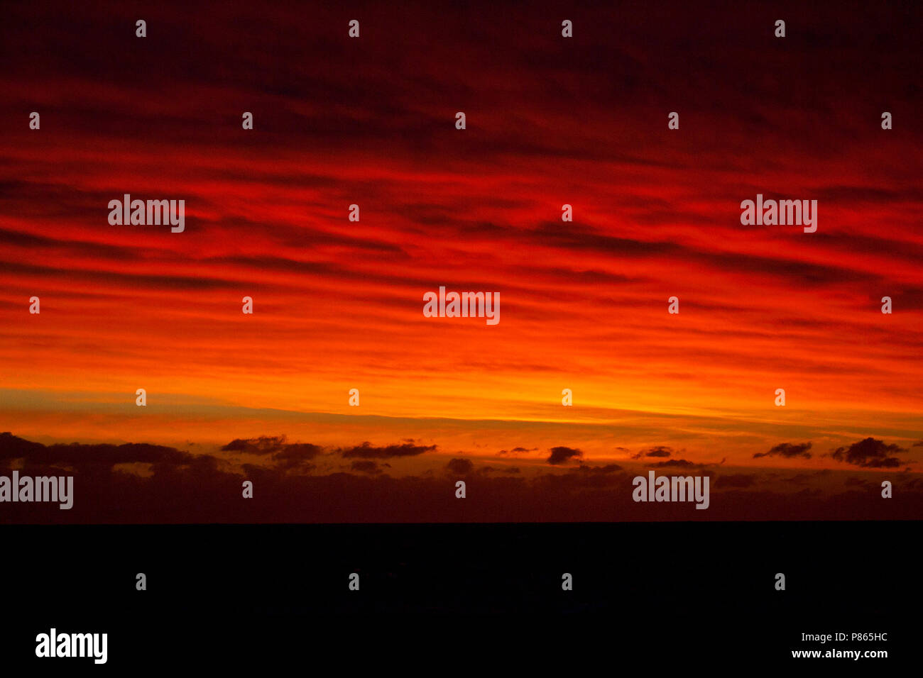 Zonsondergang Zuid Atlantische oceaan; Sunset Southern Atlantic Ocean ...