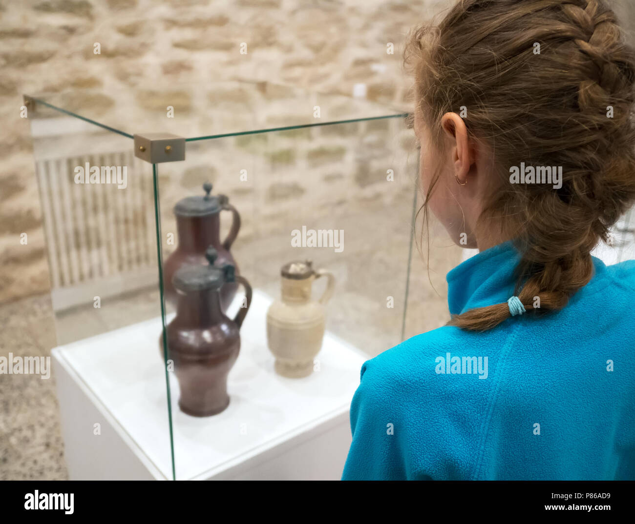 Little girl in museum hi-res stock photography and images - Alamy