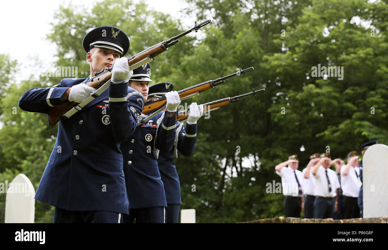 Air force 21 gun salute hi-res stock photography and images - Alamy
