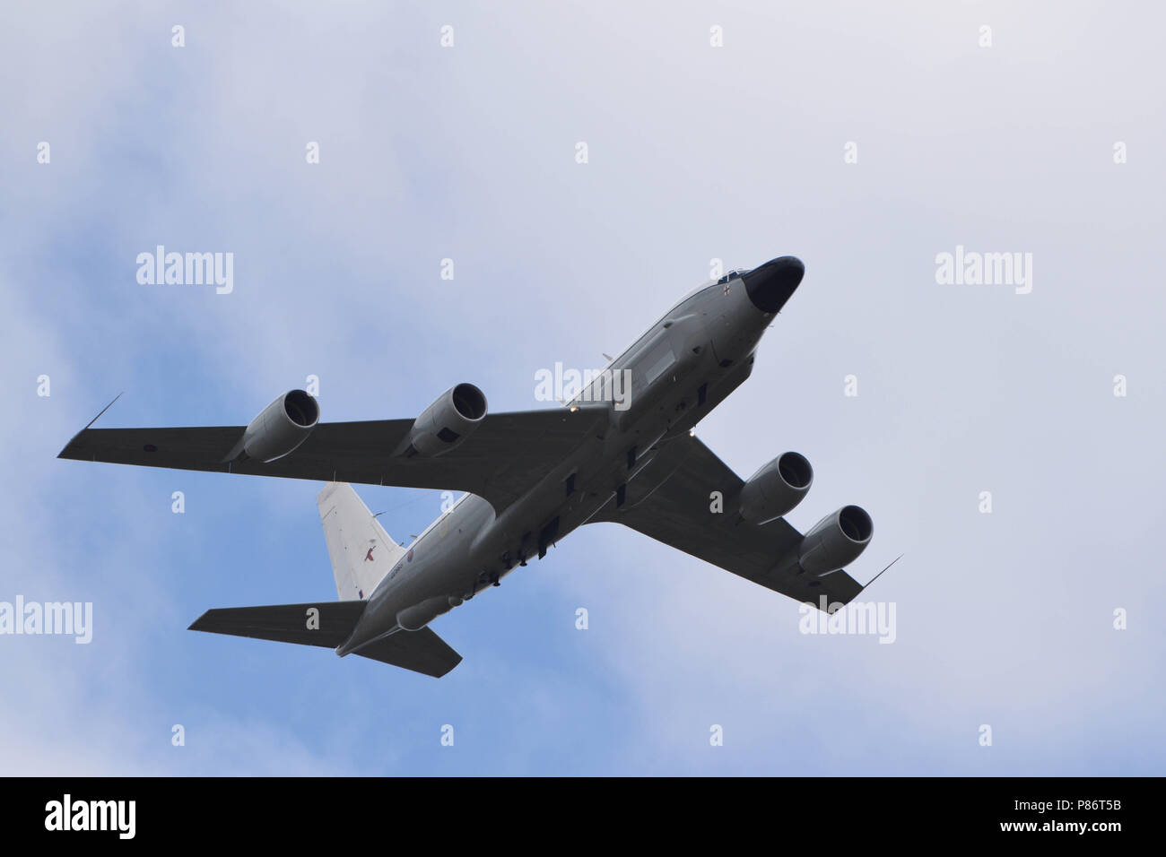 Planes flying overhead hi-res stock photography and images - Alamy