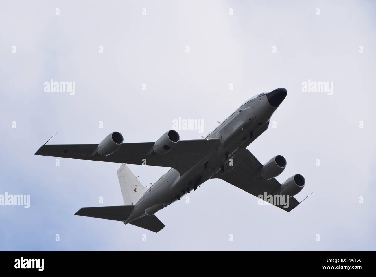 Planes Flying Overhead Stock Photos & Planes Flying Overhead Stock ...
