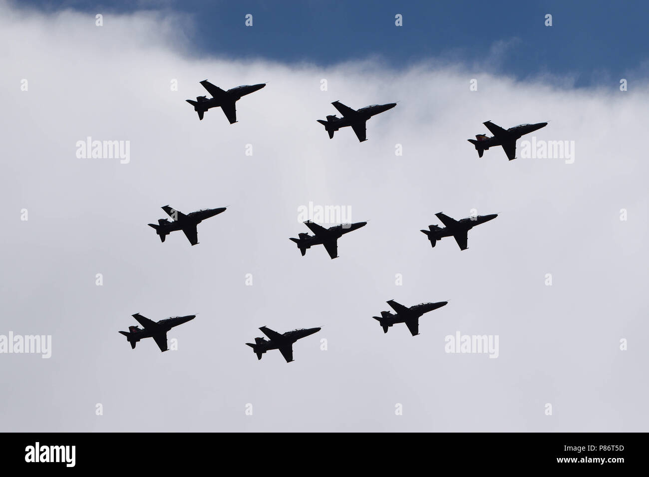 Planes Flying Overhead Stock Photos & Planes Flying Overhead Stock ...