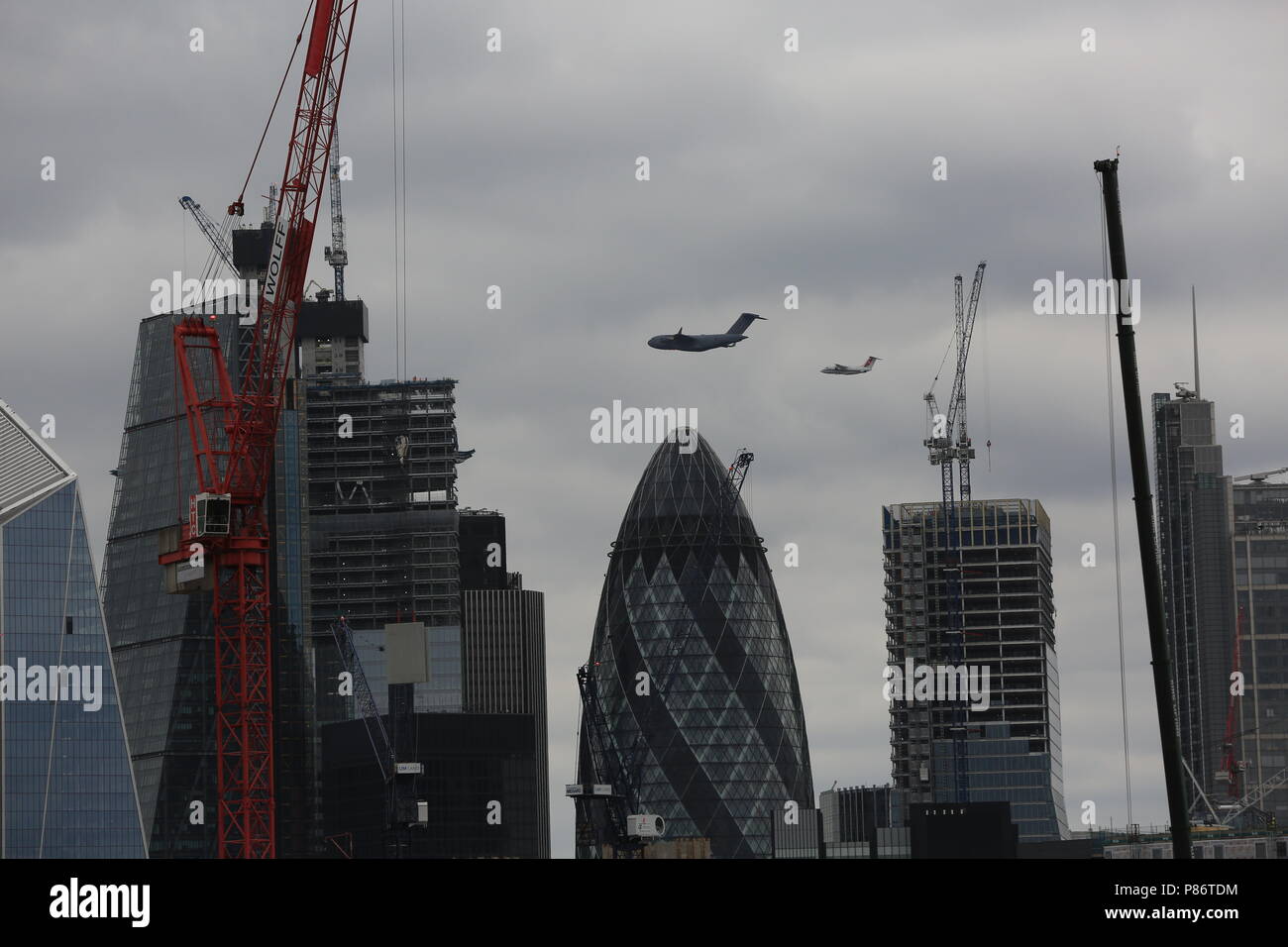 Raf flypast tower of london hi-res stock photography and images - Alamy