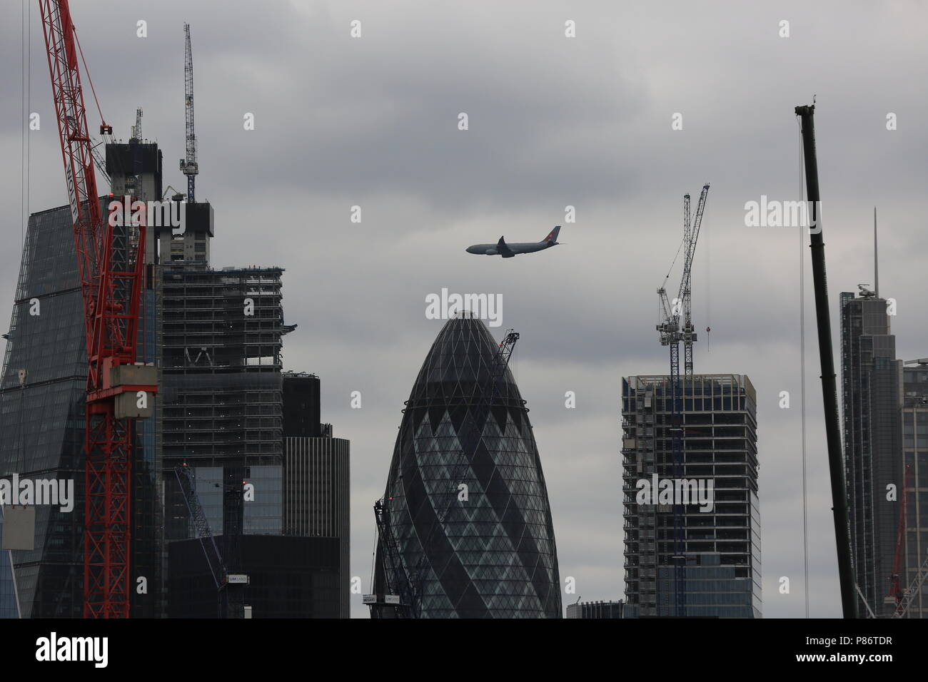 Raf flypast tower of london hi-res stock photography and images - Alamy