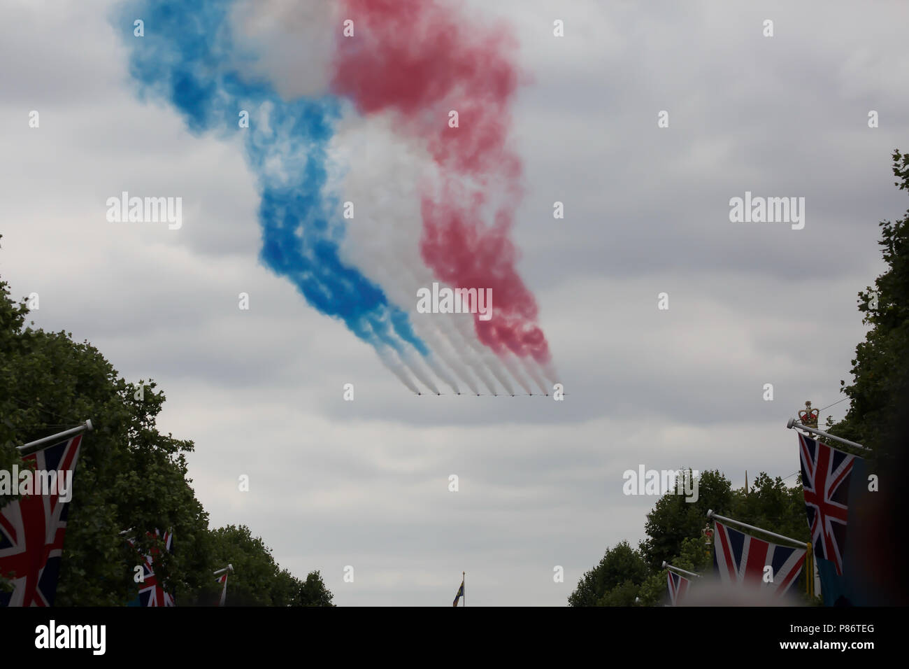 Buckingham palace red arrow hi-res stock photography and images - Alamy
